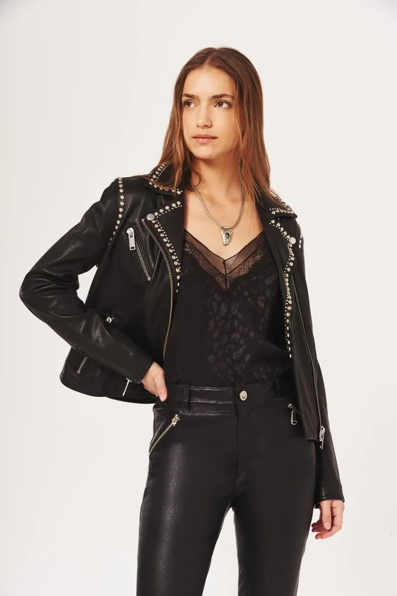 Campera de cuero con tachas en Rapsodia | Trendo